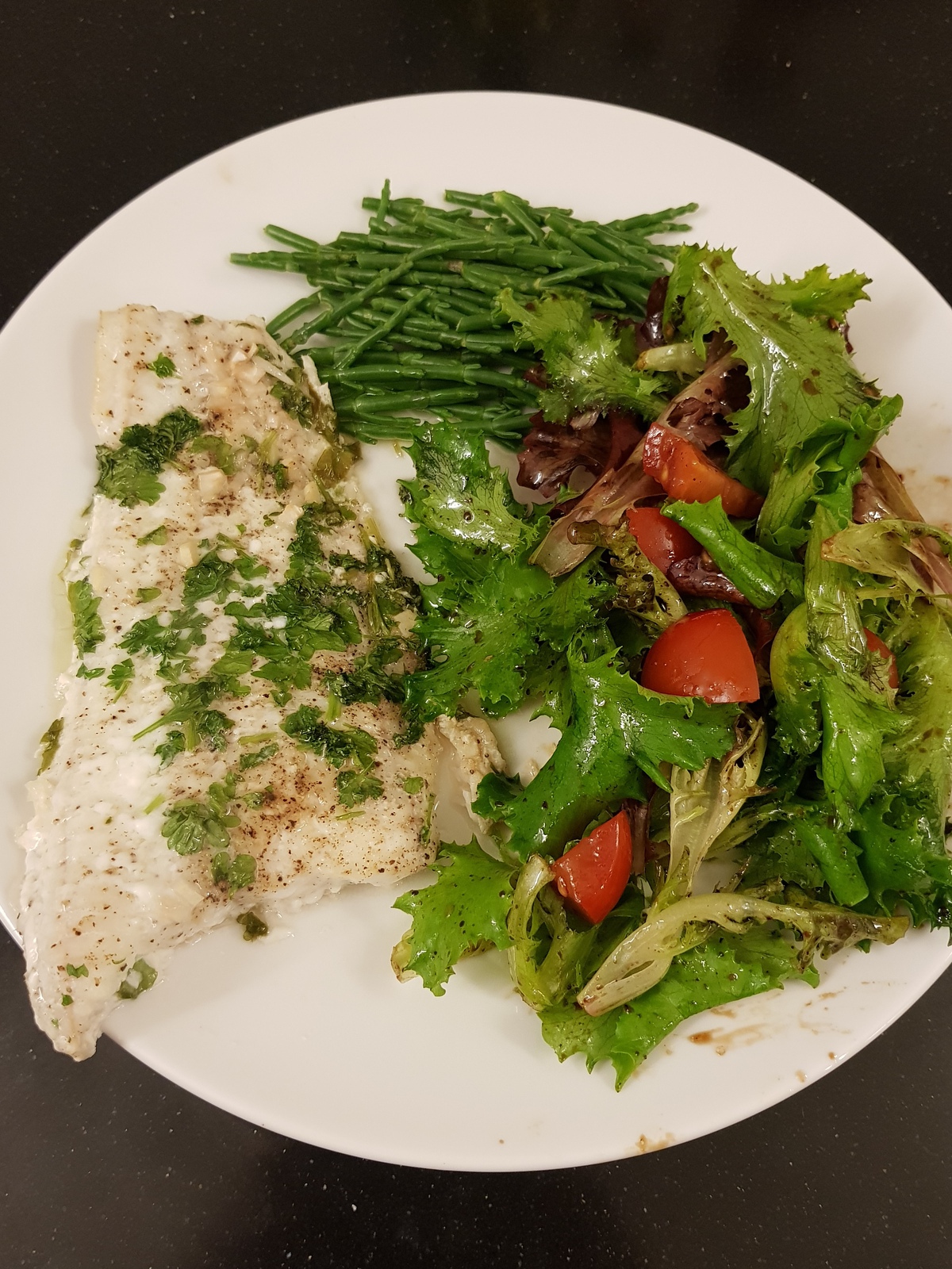 Zeewolf met peterselie, zeekraal en een groene salade - LipoMASTER